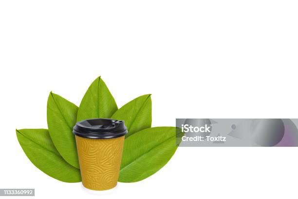 Keluarkan Kopi Dalam Cangkir Termo Sekali Pakai Dengan Latar Belakang