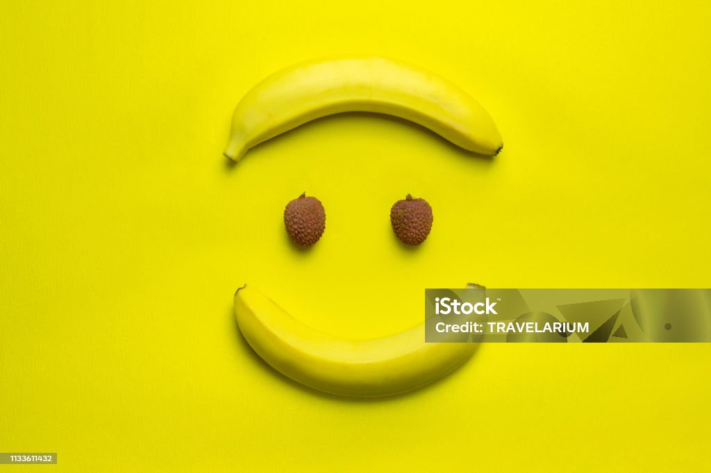 Konsep Wajah Senyum Bahagia Lychee Dan Pisang Untuk Desain Atau Iklan Toko Buah Kelontong Baru