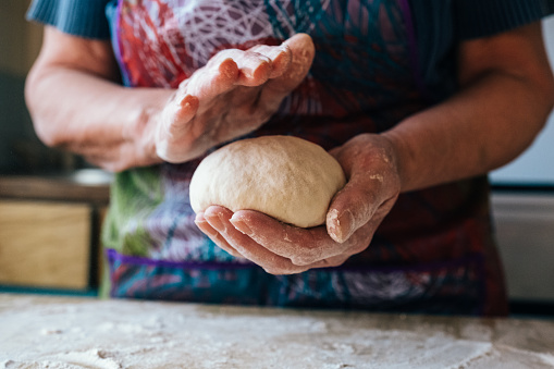 Tangan Nenek Keriput Memegang Dan Menguleni Adonan Roti Segar Foto Stok ... Tangan Nenek Keriput Memegang Dan Menguleni Adonan Roti Segar Foto Stok ...