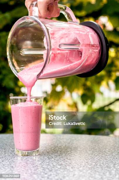 Membuat Smoothie Dengan Pisang Dan Buah Beri Beku Foto Stok Unduh