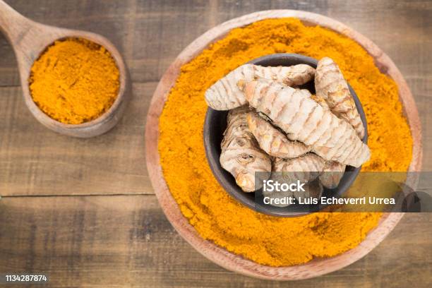 Bubuk Kunyit Dan Kunyit Segar Curcuma Longa Foto Stok Unduh Gambar