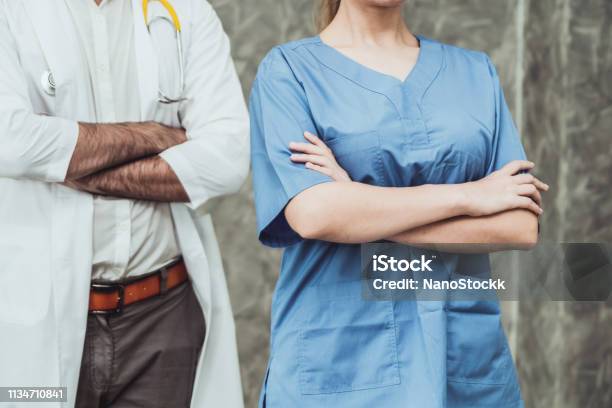 Dokter Dan Perawat Bekerja Di Rumah Sakit Konsep Layanan Kesehatan Dan ... Dokter Dan Perawat Bekerja Di Rumah Sakit Konsep Layanan Kesehatan Dan ...