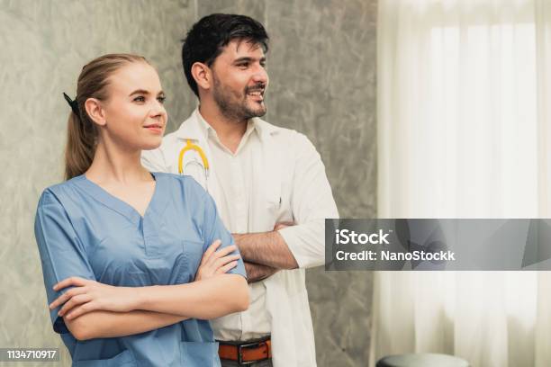Dokter Dan Perawat Bekerja Di Rumah Sakit Konsep Layanan Kesehatan Dan ... Dokter Dan Perawat Bekerja Di Rumah Sakit Konsep Layanan Kesehatan Dan ...