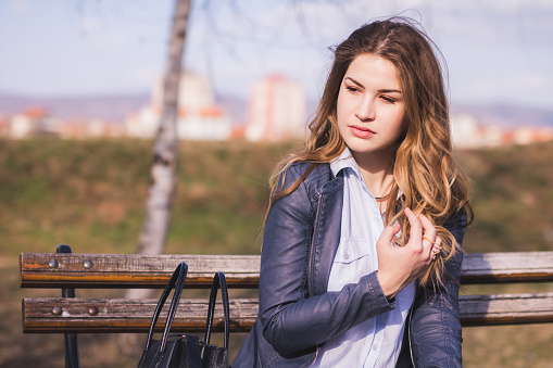 Photo Libre De Droit De Jeune Femme Sasseyant Sur Le Banc Et Détendant