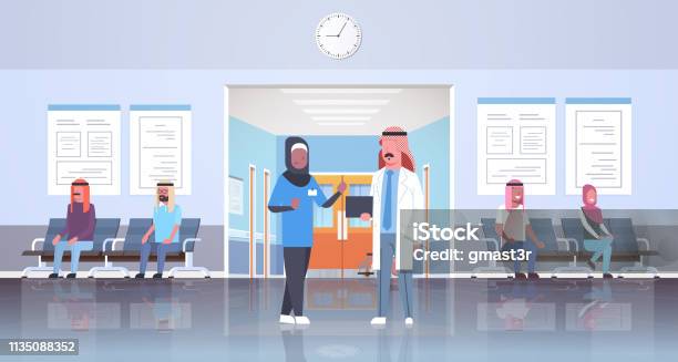 Dokter Arab Dan Perawat Arab Afrika Berdiskusi Di Ruang Tunggu Rumah