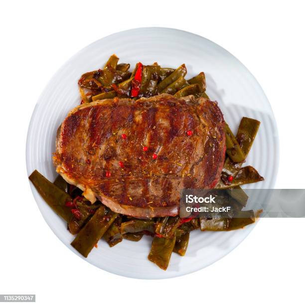 Daging Sapi Steak Dengan Kacang Hijau Rebus Dan Merica Foto Stok