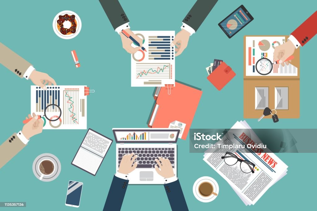 Mains Dhomme Sur Le Bureau Avec Des Documents Vue De Dessus Du