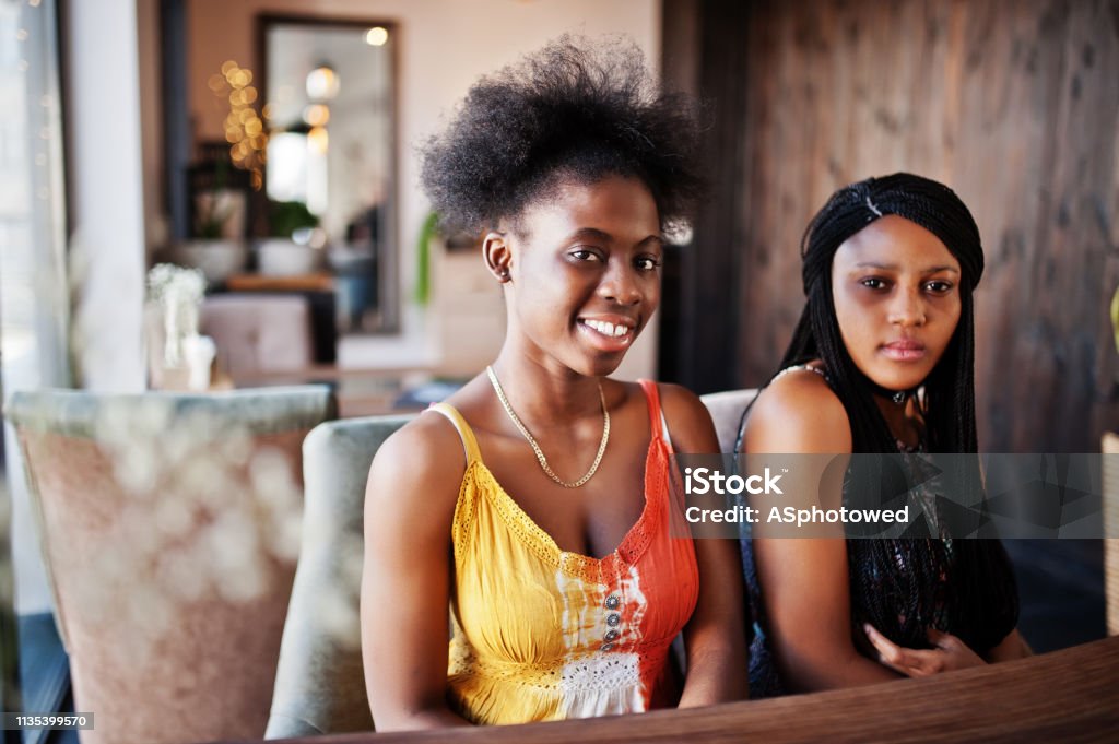 Photo Libre De Droit De Deux Copines Africaines Noires Aux Robes Dété
