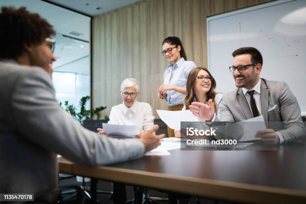 Memenuhi Konsep Kerja Tim Brainstorming Bisnis Sukses Perusahaan Foto