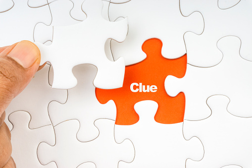 Tangan Memegang Potongan Tekateki Jigsaw Dengan Kata Clue Foto Stok
