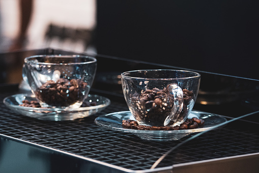 Cangkir Kopi Dan Biji Kopi Biji Kopi Jatuh Ke Dalam Cangkir Kopi Foto
