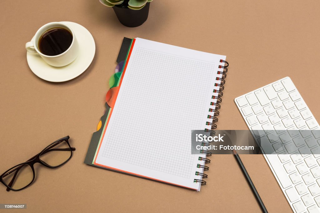 Meja Kantor Tabel Dengan Notebook Keyboard Kopi Dan Kacamata Mock Up