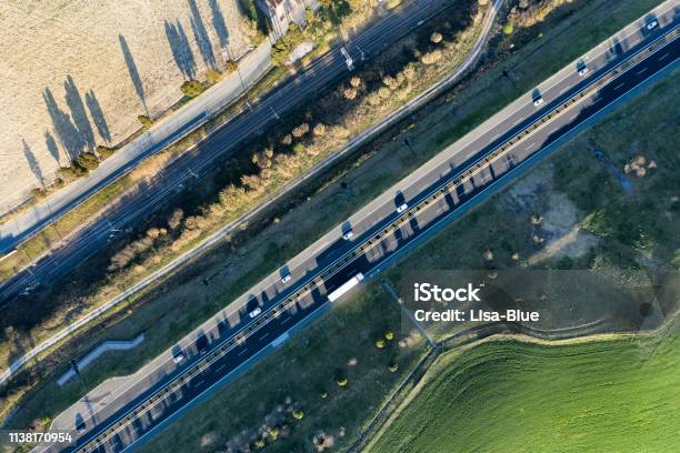 Pemandangan Udara Jalan Raya Di Negara Ini Tuscany Italia Foto Stok ... Pemandangan Udara Jalan Raya Di Negara Ini Tuscany Italia Foto Stok ...
