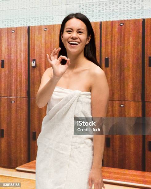 Wanita Cantik Berdiri Dengan Handuk Di Ruang Ganti Gym Dan Melakukan