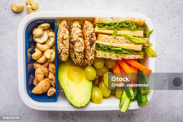 Kotak Makan Siang Yang Sehat Dengan Sandwich Kue Buahbuahan Dan Alpukat