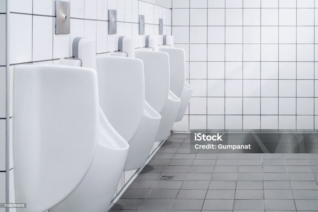 Deretan Urinoir Putih Di Toilet Kamar Mandi Umum Pria Dengan Dinding ... Deretan Urinoir Putih Di Toilet Kamar Mandi Umum Pria Dengan Dinding ...