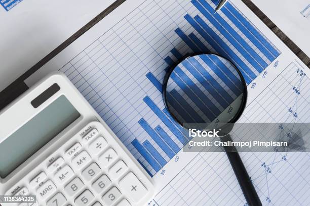 Gambar Laporan Penjualan Dengan Kaca Pembesar Di Kantor Analitik Dan