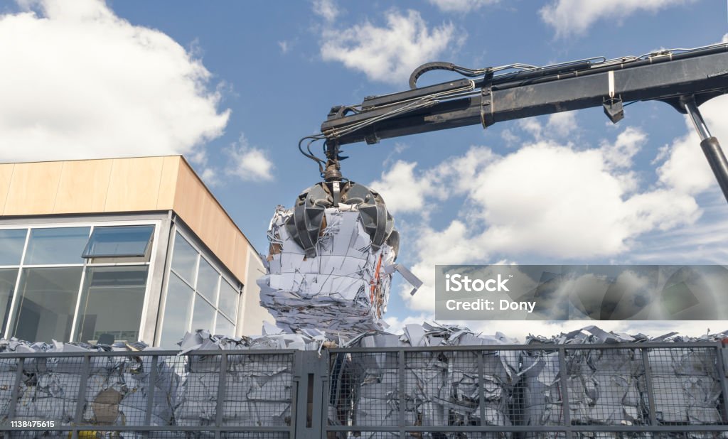 Papel Y Cartón Compactado Reciclar El Desecho De Papel Y Colocarlos En