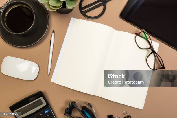 Meja Meja Kantor Dengan Gunting Notebook Gelas Kopi Segar Dan Pensil