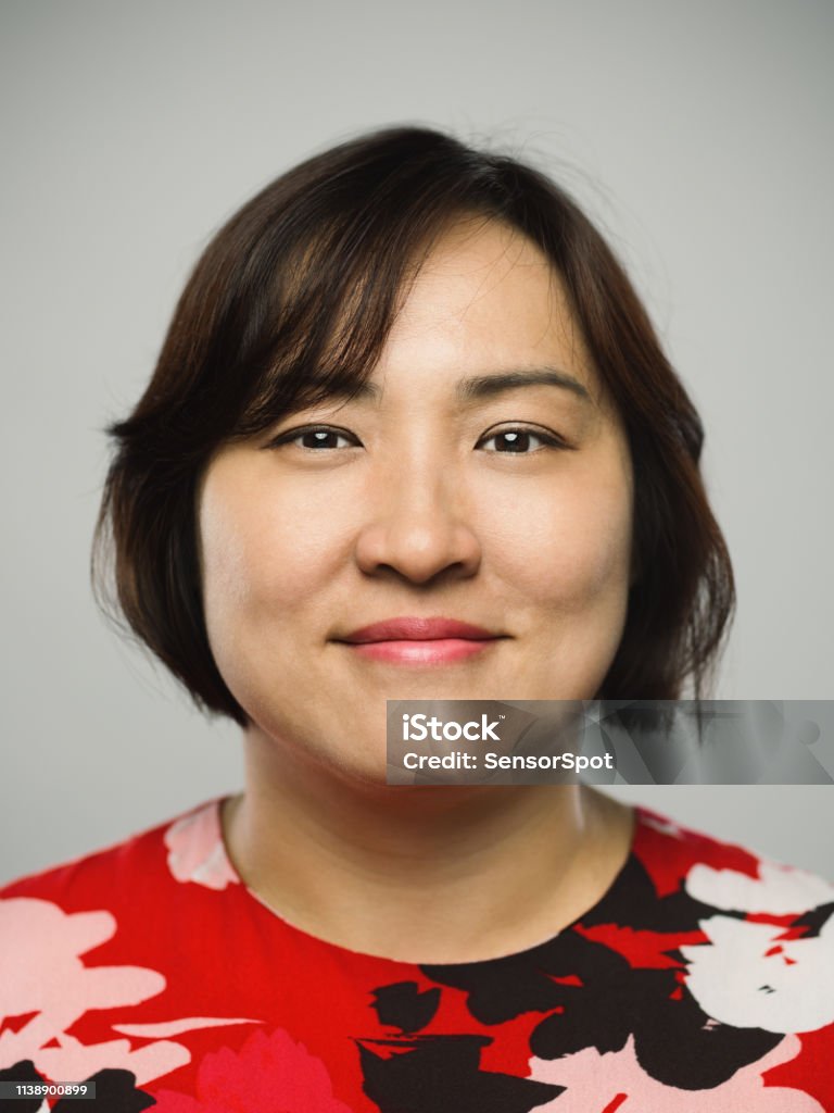 カメラを見て幸せな表情で本物の中国の成熟した女性の肖像 40代のストックフォトや画像を多数ご用意 40代 一般人 1人 Istock