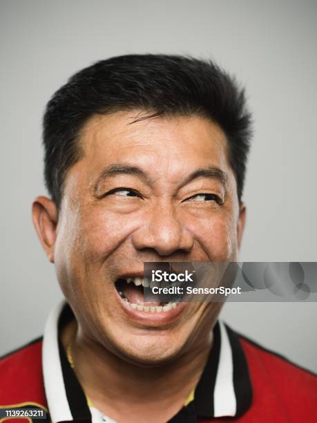 Potret Pria Dewasa Cina Nyata Dengan Ekspresi Gembira Melihat Ke ... Potret Pria Dewasa Cina Nyata Dengan Ekspresi Gembira Melihat Ke ...