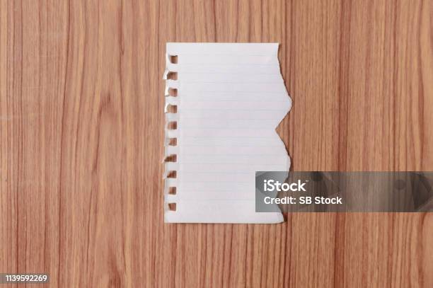 Lembar Kertas Notebook Dengan Tepi Robek Potongan Kosong Robek Pada ... Lembar Kertas Notebook Dengan Tepi Robek Potongan Kosong Robek Pada ...