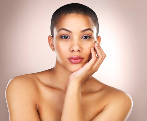 Buzz Cut Woman Banco De Fotos E Imágenes De Stock Istock
