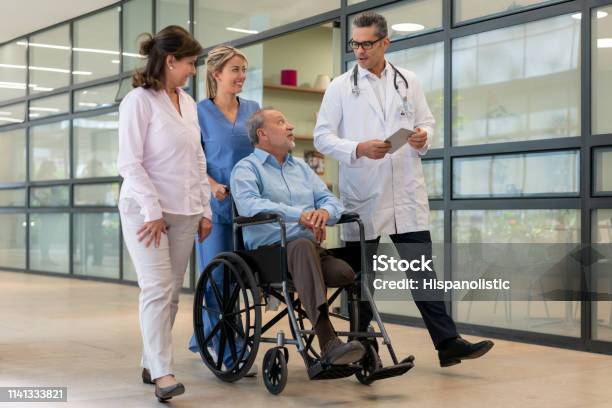 Photo Libre De Droit De Beau Médecin Parlant Au Patient Aîné Sur Le