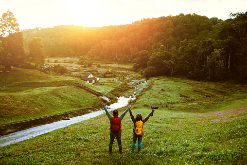 Pasangan Asian Travel Mengambil Gambar Lanskap Alam Matahari Terbit Yang Indah Di Pangung Foto