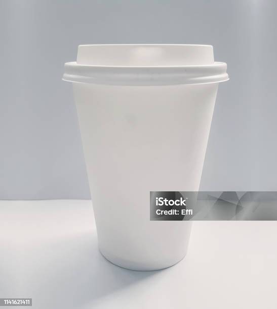 Cangkir Kopi Kertas Sekali Pakai Putih Kosong Diisolasi Dengan Latar