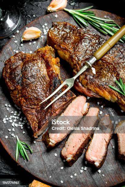 Steak Daging Sapi Panggang Dengan Rosemary Dan Rempahrempah Foto Stok