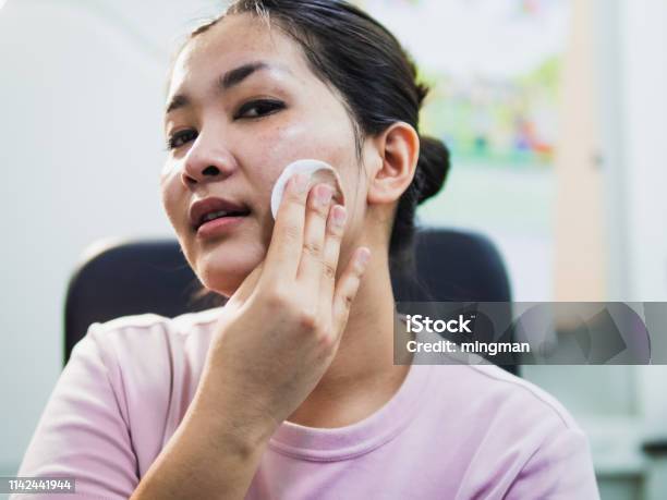 Wanita Asia Mengeluarkan Riasan Di Wajah Sebelum Mandi Setiap Hari Foto