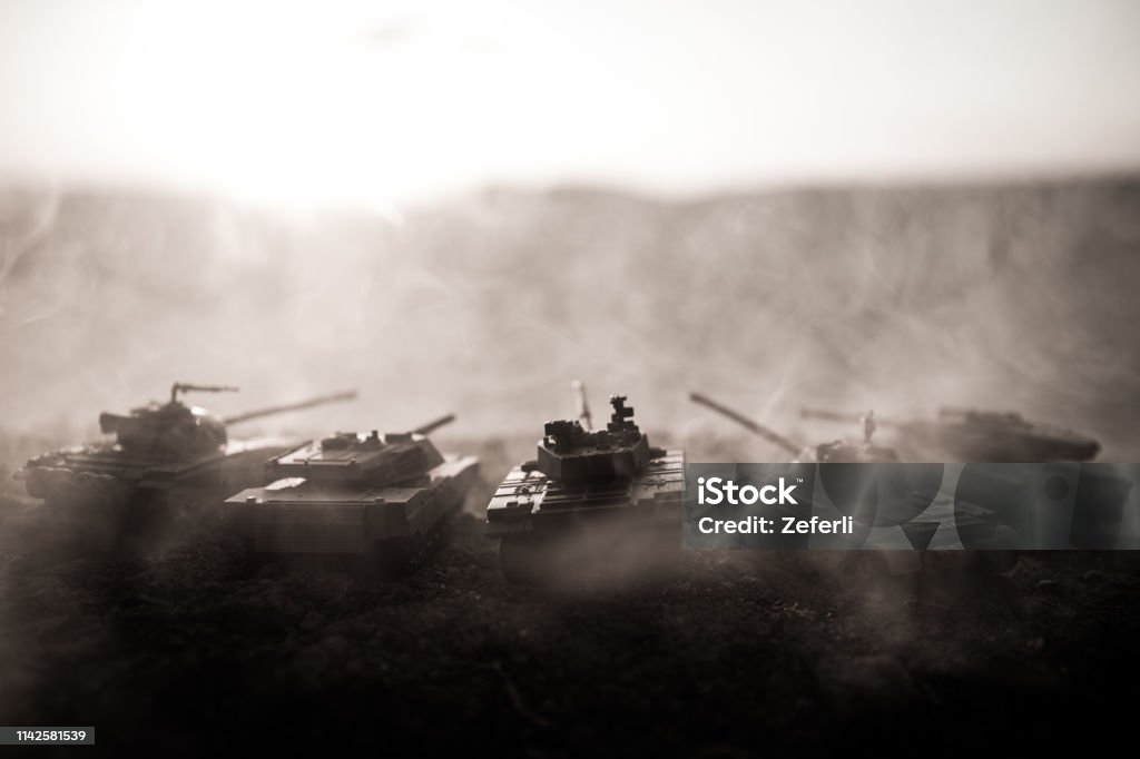 Konsep Perang Siluet Militer Bertempur Di Latar Belakang Langit Kabut