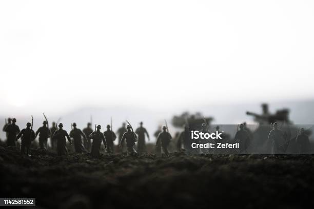Konsep Perang Siluet Militer Bertempur Di Latar Belakang Langit Kabut