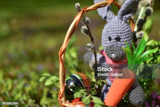 Kelinci Paskah Dalam Keranjang Sumbu Di Rumput Foto Stok - Unduh Gambar ... Kelinci Paskah Dalam Keranjang Sumbu Di Rumput Foto Stok - Unduh Gambar ...