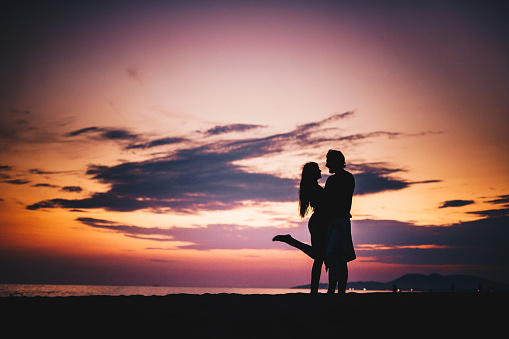 Photo Libre De Droit De Silhouette Dun Couple Romantique Sur La Plage
