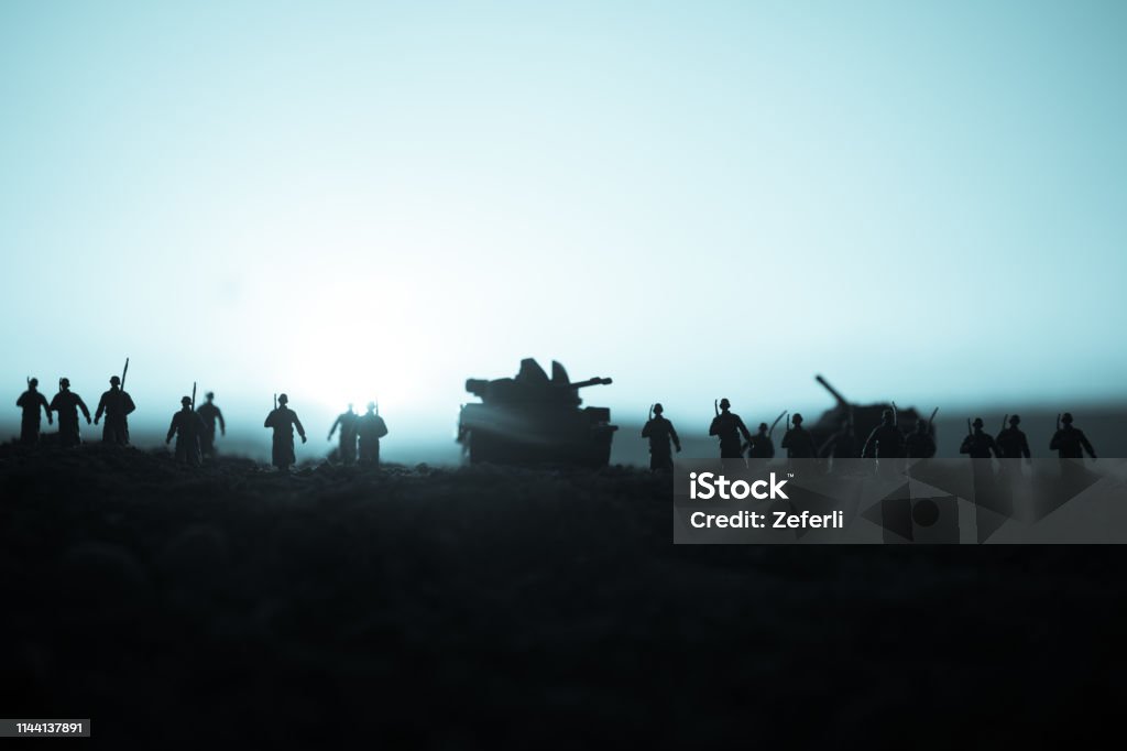 Konsep Perang Siluet Militer Bertempur Di Latar Belakang Langit Kabut