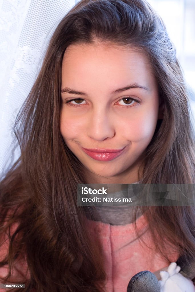 Potret Positif Gadis Remaja Cantik Membuat Grimace Foto Stok - Unduh ... Potret Positif Gadis Remaja Cantik Membuat Grimace Foto Stok - Unduh ...
