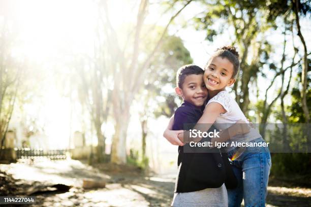 Dua Anak Saling Berpelukan Foto Stok - Unduh Gambar Sekarang - Memeluk ... Dua Anak Saling Berpelukan Foto Stok - Unduh Gambar Sekarang - Memeluk ...
