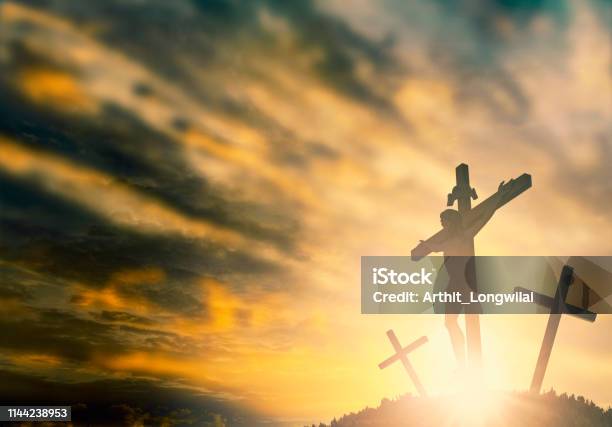 Siluet Yesus Dengan Konsep Cross Over Sunset Untuk Agama Ibadah Natal