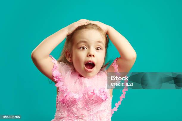 Niña Asustada Con La Boca Abierta Y Las Manos En La Cabeza Foto De