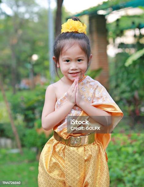 Gadis Cilik Asia Menggemaskan Dengan Gaun Tradisional Thailand Berdoa Di Taman Umum Foto Stok