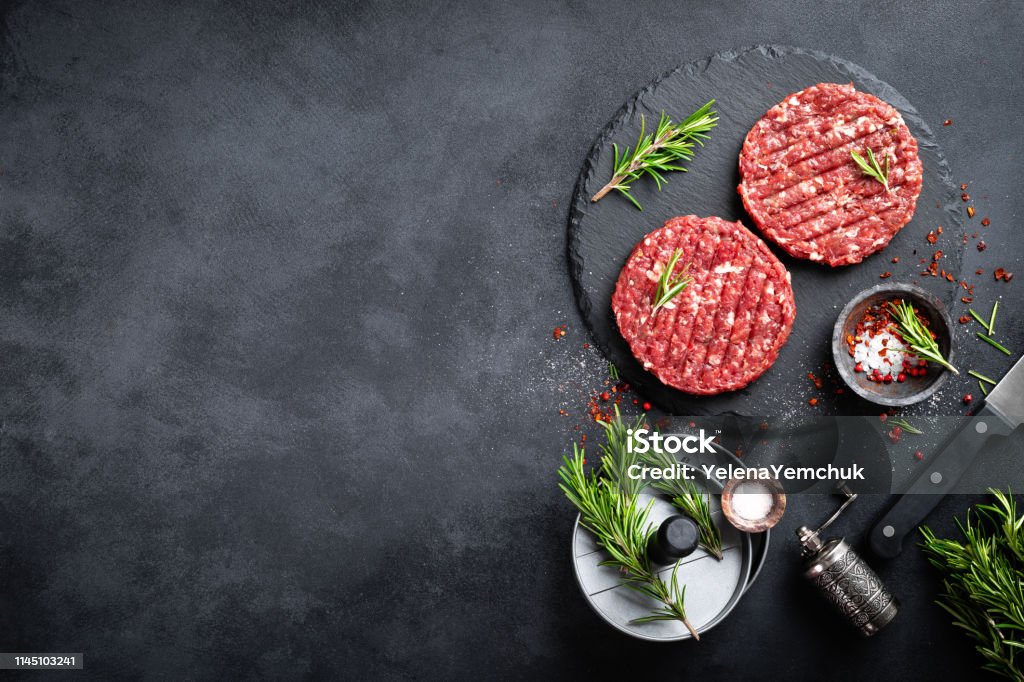 Burger Steak Daging Sapi Cincang Mentah Segar Dengan Rempahrempah Foto