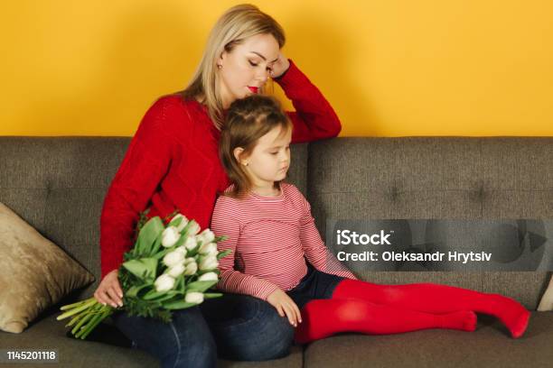 Putri Dan Ibu Duduk Di Sofa Di Rumah Dan Bersenangsenang Mereka