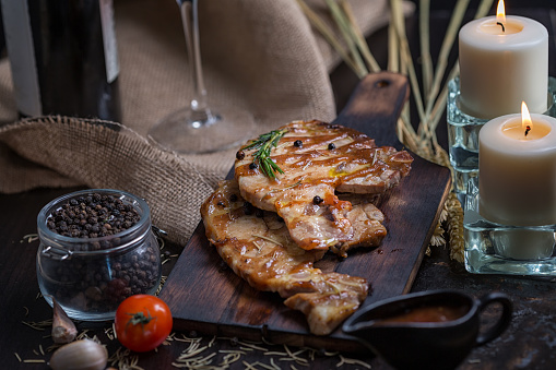Steak Daging Sapi Atau Steak Pock Dengan Rosemary Dan Rempahrempah Di