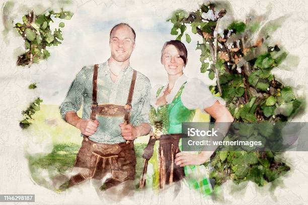 Pasangan Dengan Pakaian Tradisional Bavaria Berdiri Di Bawah Pohon Di ... Pasangan Dengan Pakaian Tradisional Bavaria Berdiri Di Bawah Pohon Di ...