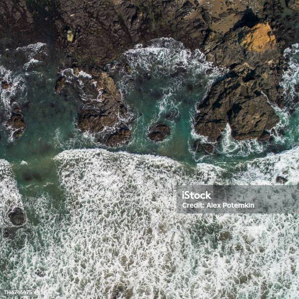Pemandangan Udara Ombak Di Sekitar Tebing Dan Bebatuan Pantai Samudra ... Pemandangan Udara Ombak Di Sekitar Tebing Dan Bebatuan Pantai Samudra ...