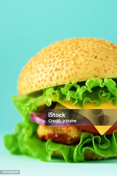 Burger Lezat Dengan Daging Sapi Keju Selada Bawang Tomat Dengan Latar