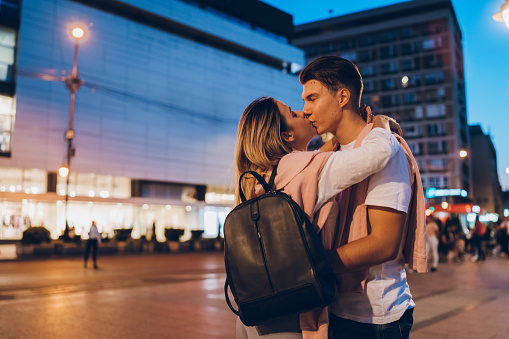 Photo Libre De Droit De Jeunes Couples Embrassant Le Centreville Banque