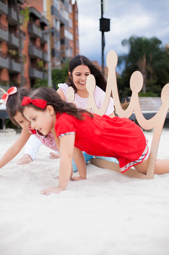 Gadis Kecil Latin Bermain Di Pasir Taman Dengan Saudara Perempuannya